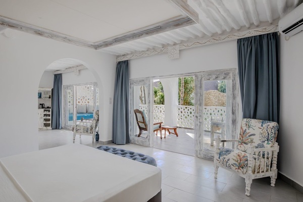 Quarto casal superior, 1 quarto, para não fumantes, vista para o oceano | Cofres nos quartos, escrivaninha, Wi-Fi de cortesia, roupa de cama