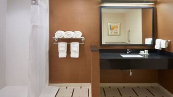 Quarto, 1 cama King, para não fumantes | Banheiro | Chuveiro/banheira combinados, produtos de toalete grátis