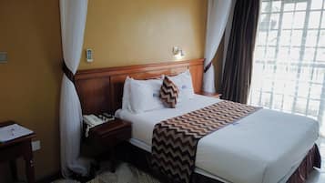 Roupa de alta qualidade, cofre no quarto, secretária