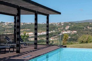 Piscina interior, piscina exterior, espreguiçadeiras 