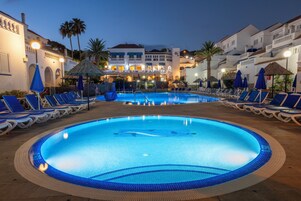 Piscina exterior, guarda-sóis, espreguiçadeiras