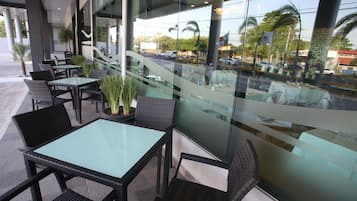 Pequenos-almoços, almoços, jantares servidos, cozinha internacional