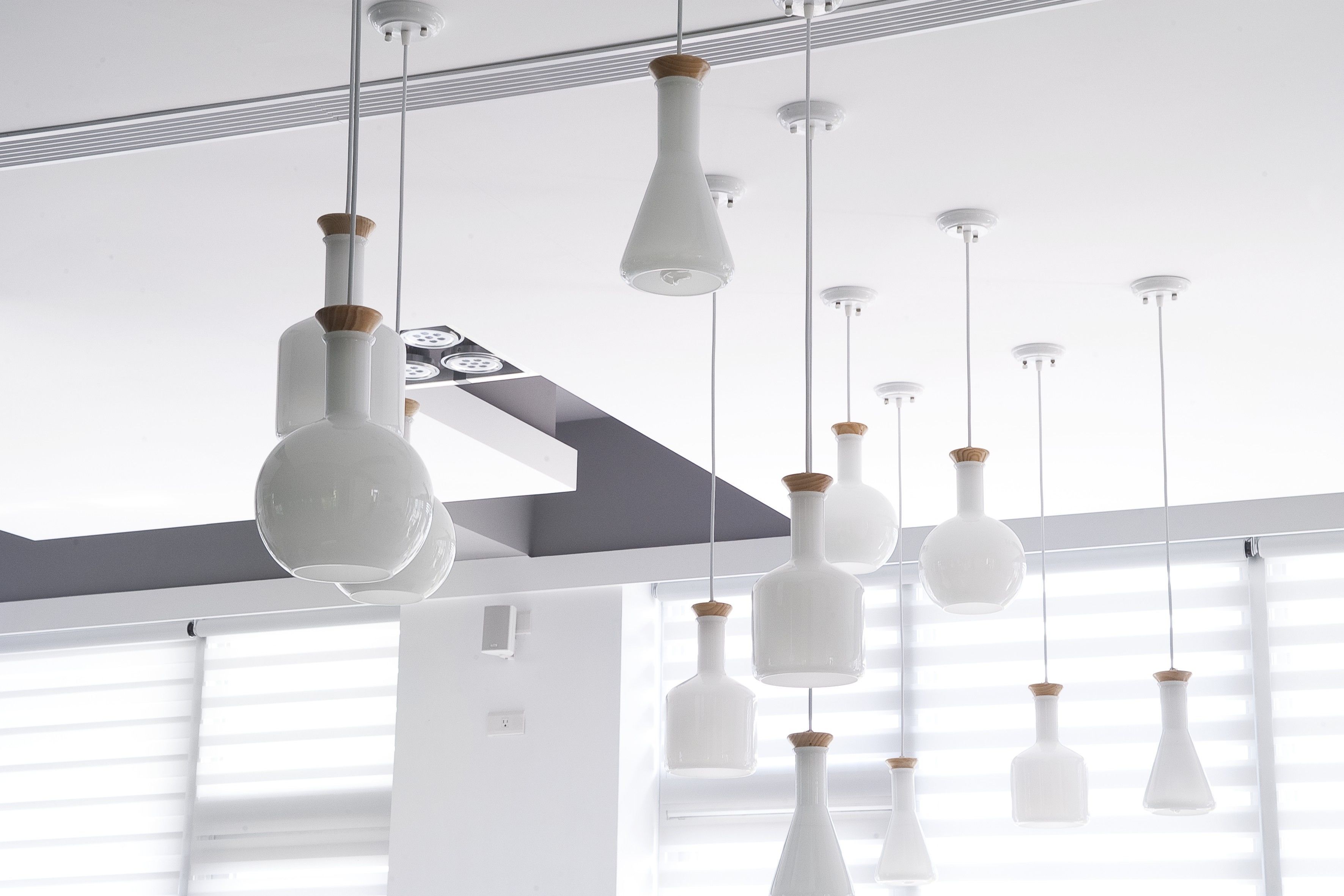 Interior moderno com luminárias pendentes e uma escada.