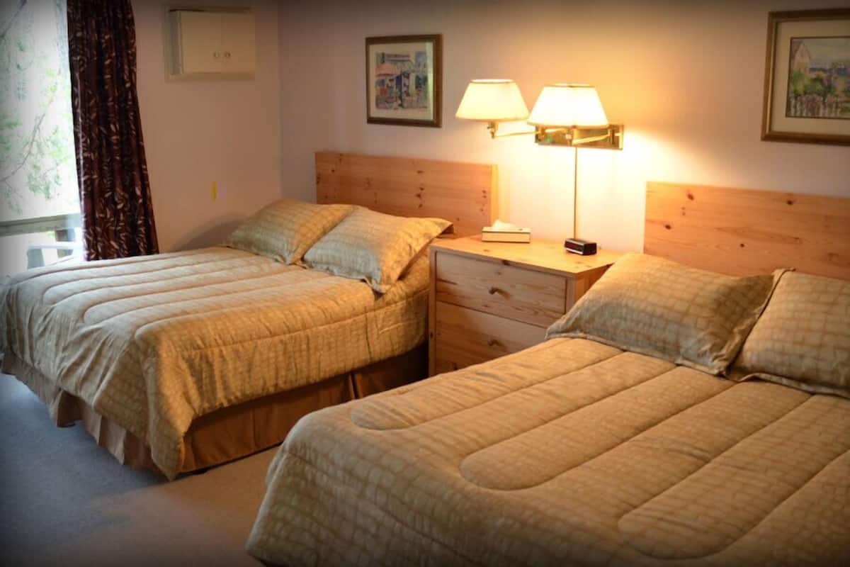 Quarto standard, 2 camas de casal, para não fumantes, cozinha americana | Camas extras/dobráveis (sobretaxa), Wi-Fi de cortesia, roupa de cama