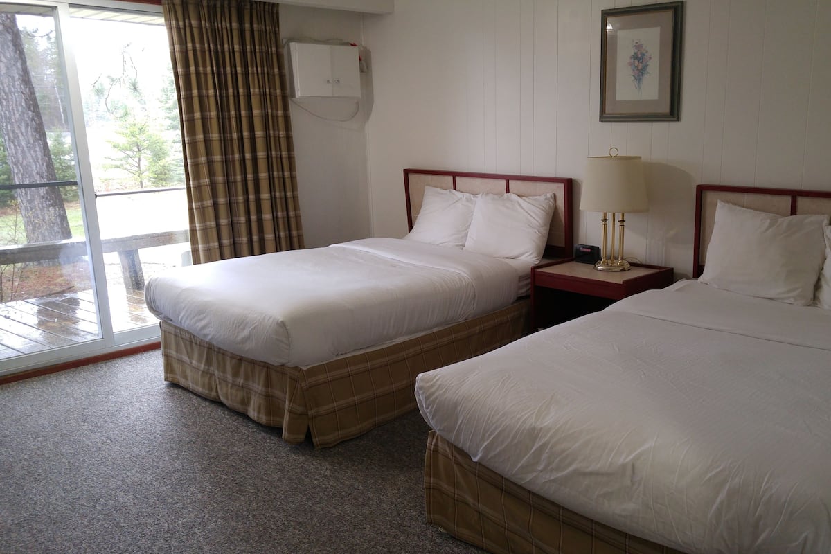 Quarto standard, 2 camas de casal | Camas extras/dobráveis (sobretaxa), Wi-Fi de cortesia, roupa de cama