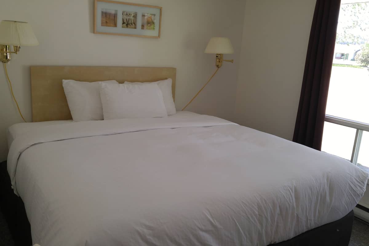 Quarto, 1 cama King | Camas extras/dobráveis (sobretaxa), Wi-Fi de cortesia, roupa de cama