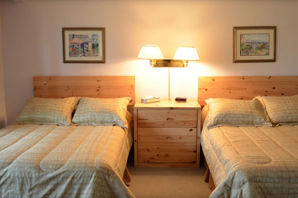 Quarto standard, 2 camas Queen, para não fumantes, cozinha americana | Camas extras/dobráveis (sobretaxa), Wi-Fi de cortesia, roupa de cama