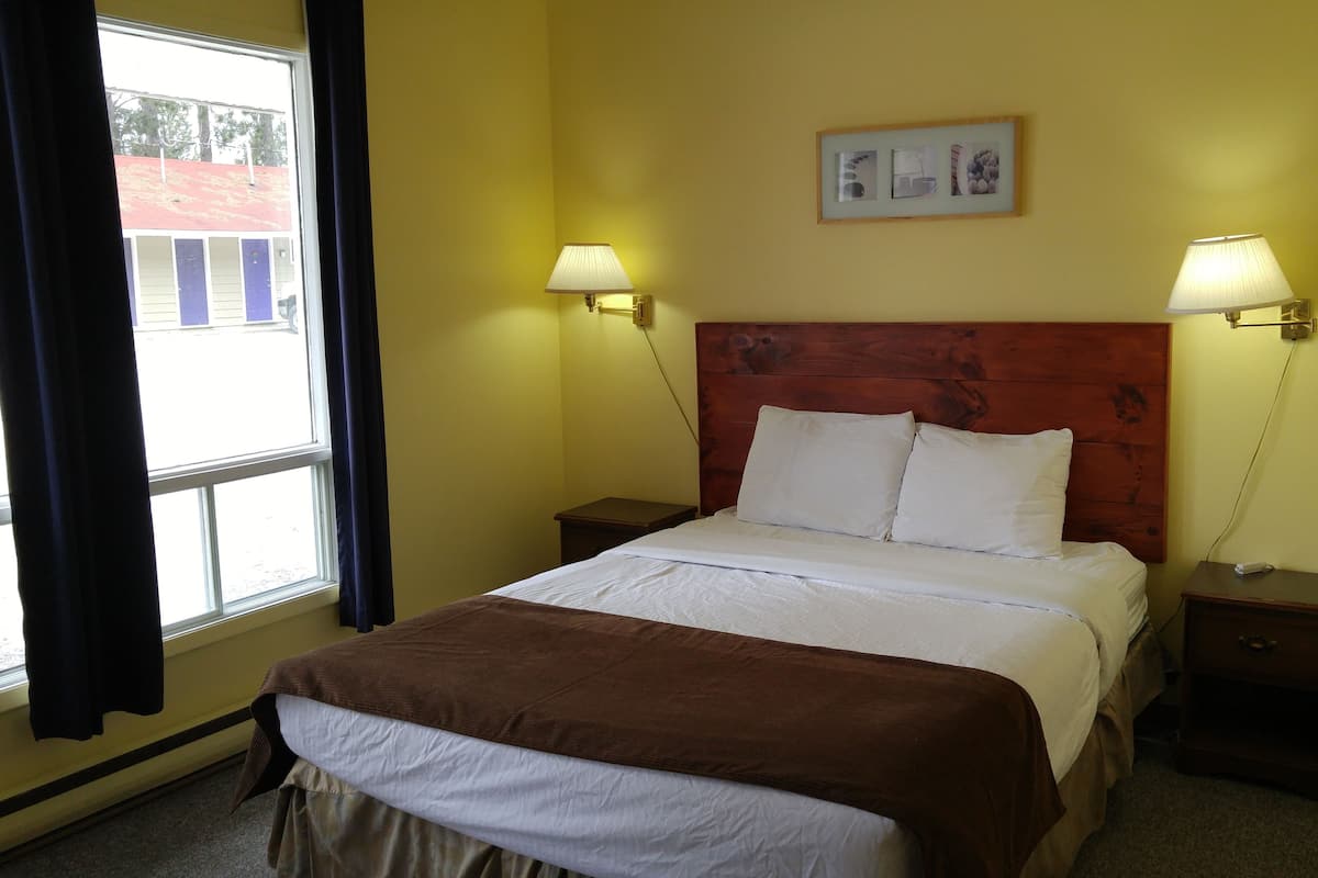 Quarto standard, 1 cama Queen | Camas extras/dobráveis (sobretaxa), Wi-Fi de cortesia, roupa de cama