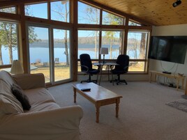 Casa de campo standard, 3 quartos, vista para o lago (Dryden Cottage #40) | Vista do quarto