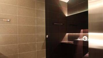 Uma combinação polibã/banheira, artigos de higiene pessoal grátis