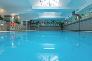 Piscina interna, funciona das 8h às 20h, espreguiçadeiras
