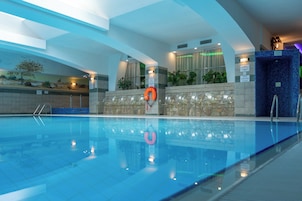 Piscina interna, funciona das 8h às 20h, espreguiçadeiras