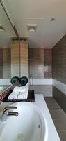 Quarto Deluxe | Casa de banho | Um polibã, um secador de cabelo (mediante pedido), chinelos 