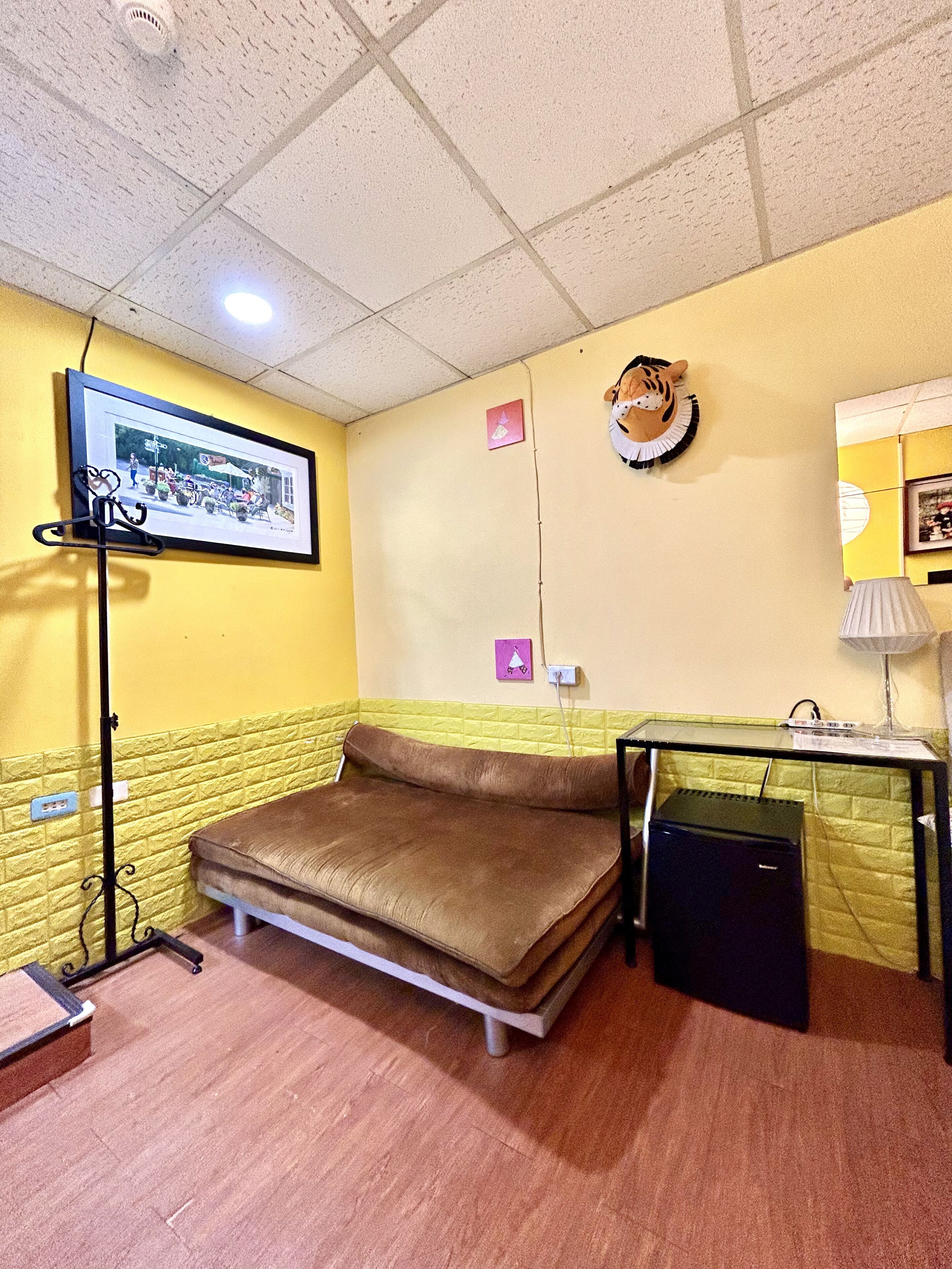 Quarto Económico, 1 cama de casal | 13 quartos, com decoração personalizada, com mobília individualizada 