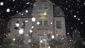 Um hotel com uma placa que diz "HOTEL Nordlicht" e uma entrada visível.