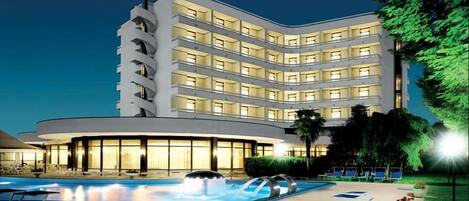 Fachada da propriedade à noite