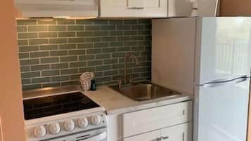 Quarto, 2 camas queen-size, varanda, vista para o oceano | Cozinha privada | Um micro-ondas, um forno, uma placa de cozinha, uma cafeteira/bule