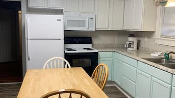 Apartamento | Cozinha privada | Um micro-ondas, um forno, uma placa de cozinha, uma cafeteira/bule