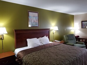 Quarto solteiro standard, 1 cama King | Escrivaninha, quartos à prova de som, ferros/tábuas de passar roupa