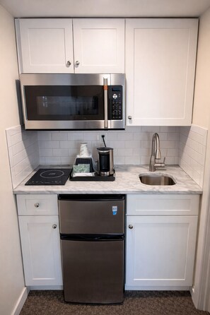 Quarto, 2 camas Queen, cozinha americana | Cozinha americana privada | Frigobar