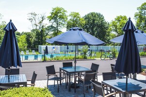 Piscina externa sazonal, funciona das 8h às 20h, guarda-sóis