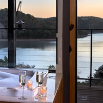 Suíte premium, 1 quarto, banheira de imersão, vista para o lago | Banheira de hidromassagem