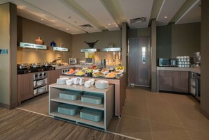 Café da manhã com buffet grátis todos os dias