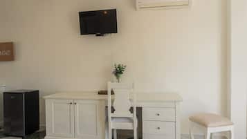 Edredões de penas, cofre no quarto, com decoração personalizada