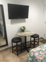 Quarto conforto, 1 cama Queen | Wi-Fi de cortesia, roupa de cama