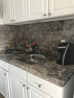 Quarto conforto, 2 camas de casal, cozinha americana | Cozinha americana privada | Geladeira grande, micro-ondas, cafeteira/chaleira