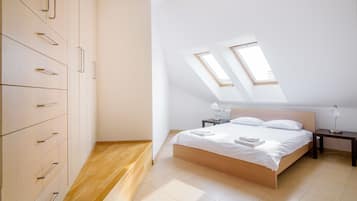 Apartamento Básico, 2 quartos | Secretária, Wi-fi grátis, roupa de cama fornecida