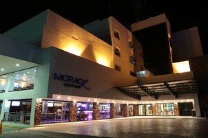 Fachada do alojamento (tarde/noite)