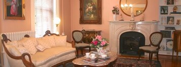 Área de estar no saguão