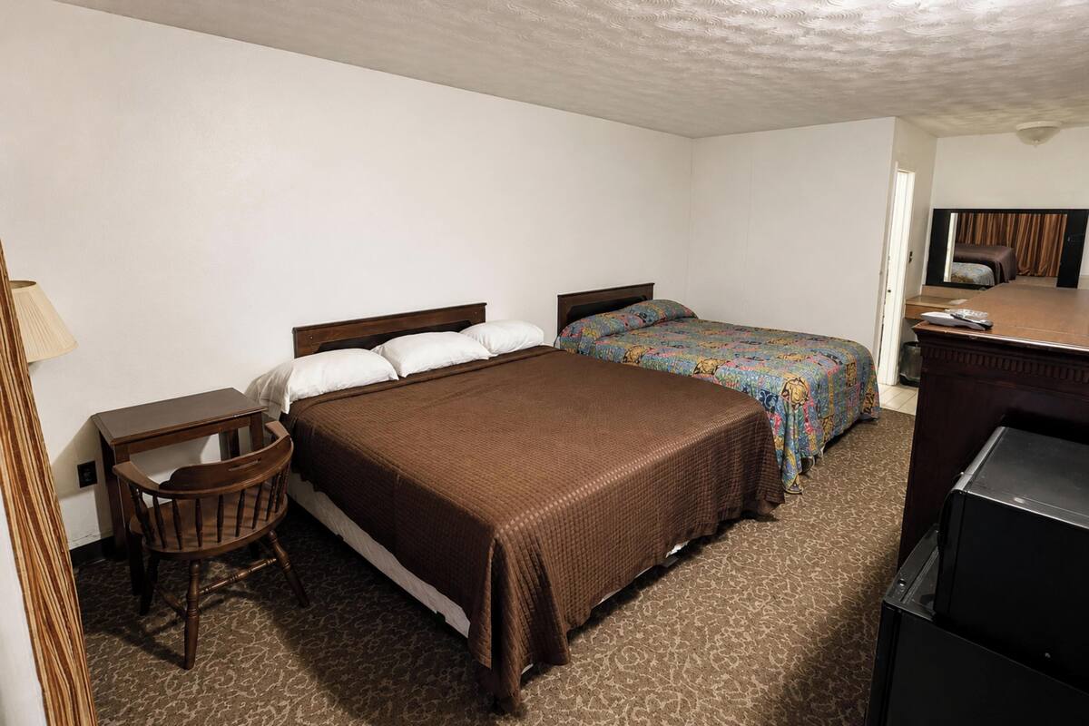 Quarto, não fumadores (2 Full Beds) | Secretária, Wi-fi grátis, roupa de cama fornecida