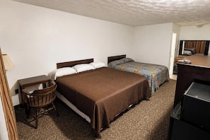 Quarto, não fumadores (2 Full Beds) | Secretária, Wi-fi grátis, roupa de cama fornecida