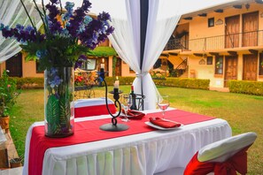 Pequenos-almoços, almoços, jantares servidos, cozinha regional 