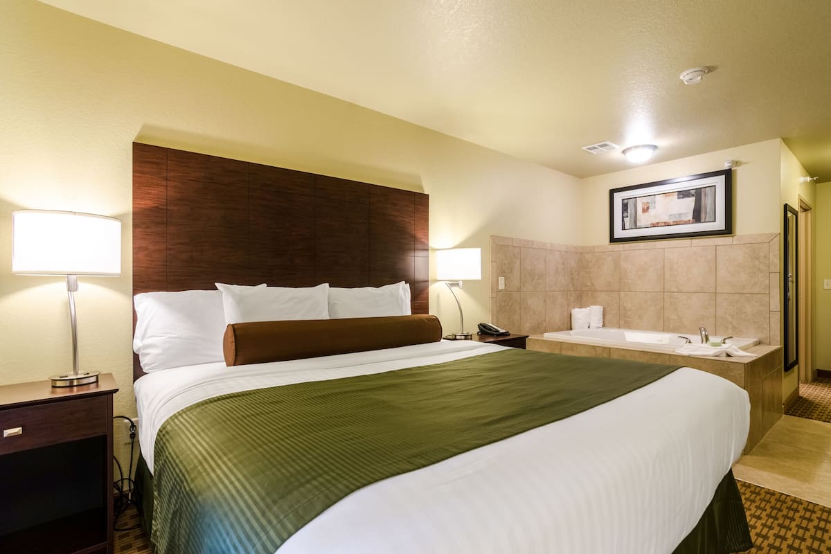 Room, 1 King Bed with Whirlpool, Non Smoking | Roupa de alta qualidade, cofre no quarto, secretária