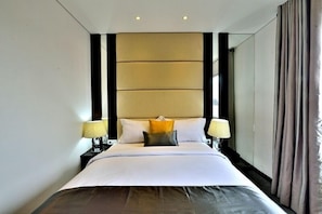 Quarto casal luxo | Cofres nos quartos, escrivaninha, cortinas blackout