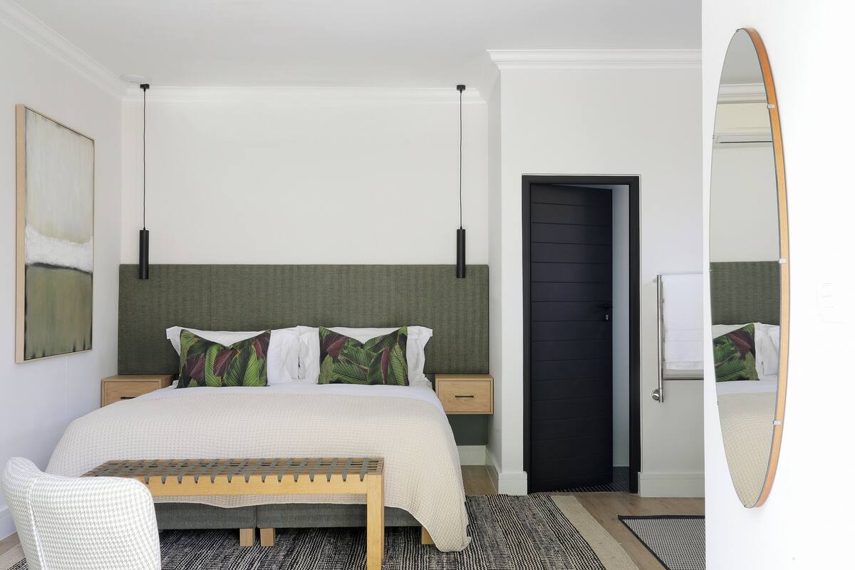 Quarto superluxo, no jardim | Frigobar, cofres nos quartos, individualmente decorados