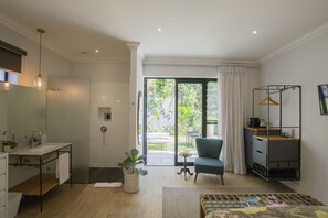 Quarto superluxo, no jardim | Frigobar, cofres nos quartos, individualmente decorados