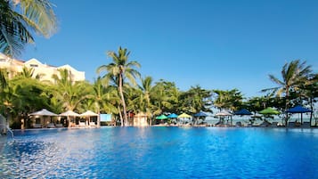 2 piscinas exteriores, uma piscina transbordante, guarda-sóis