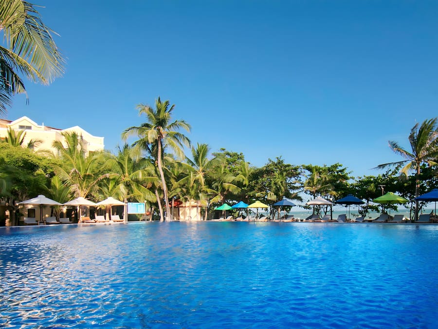 2 piscinas exteriores, uma piscina transbordante, guarda-sóis
