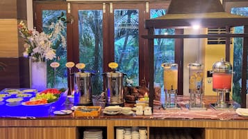 Pequenos-almoços, almoços, jantares servidos, cozinha internacional