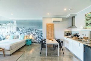 Suite Familiar, vista para o rio | Cozinha privada | Um frigorífico/congelador grande, um micro-ondas, uma placa de cozinha 