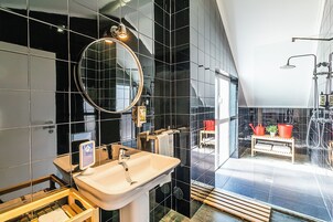 Suíte família, vista para a cidade | Banheiro | Produtos de toalete grátis, secador de cabelo, bidê, toalhas de banho