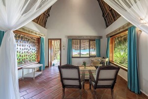 Quarto casal, ao lado da praia | Roupas de cama premium, frigobar, cofres nos quartos