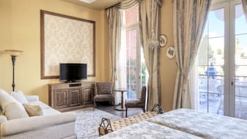 Minibar, cofre no quarto, secretária