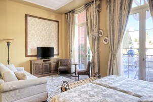 Minibar, cofre no quarto, secretária 