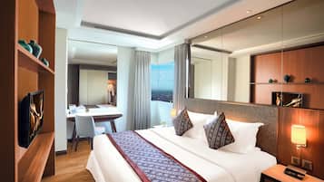 Apartamento luxo, 1 cama King | Cofres nos quartos, escrivaninha, espaço de trabalho para notebook