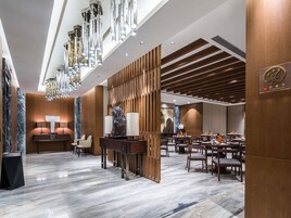 3 restaurantes: servem pequenos-almoços, almoços e jantares